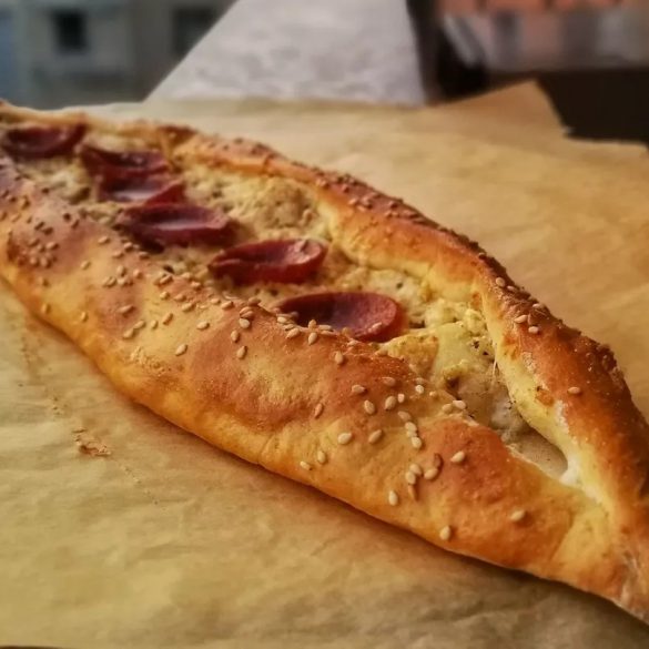 Türkische Pide mit würziger Käsefüllung und Sucuk | firechefs.de