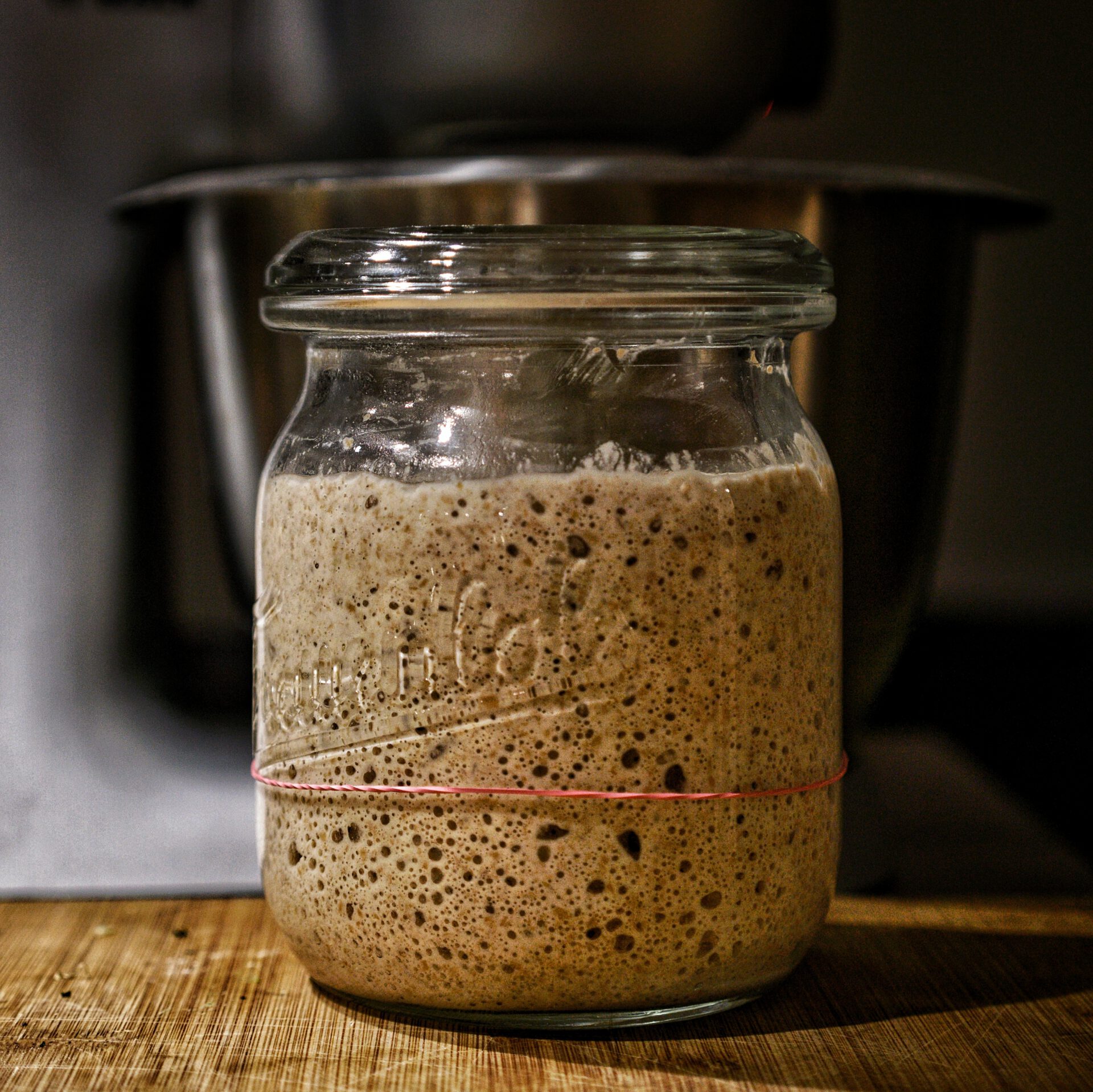 Sauerteig ansetzen – so klappt es! | Backen ohne Hefe mit firechefs.de